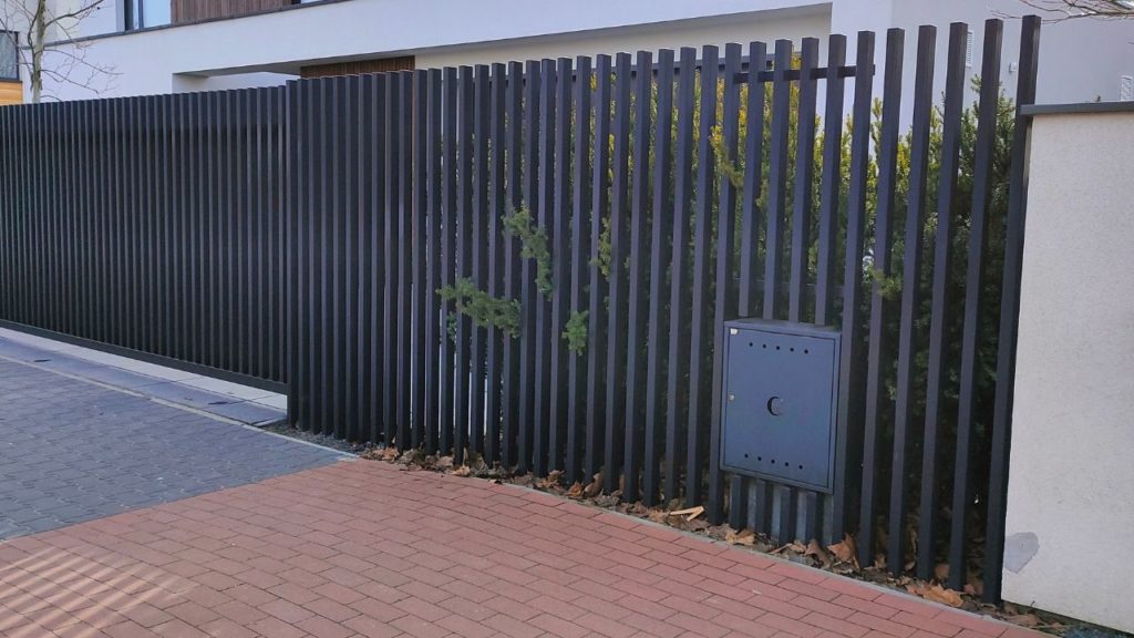 Ogrodzenia palisadowe pionowe - BRAMTECH - Profesjonalny montaż ogrodzeń
