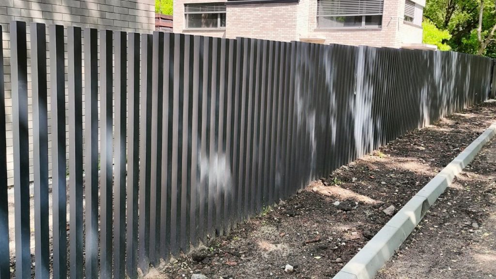 Ogrodzenia palisadowe pionowe - BRAMTECH - Profesjonalny montaż ogrodzeń