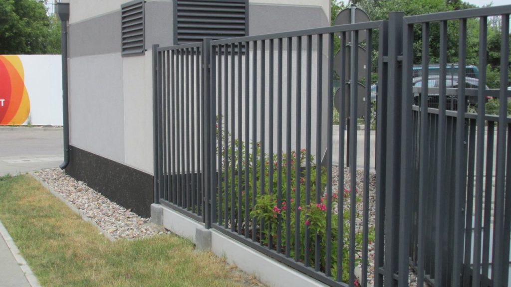 Ogrodzenia palisadowe pionowe - BRAMTECH - Profesjonalny montaż ogrodzeń